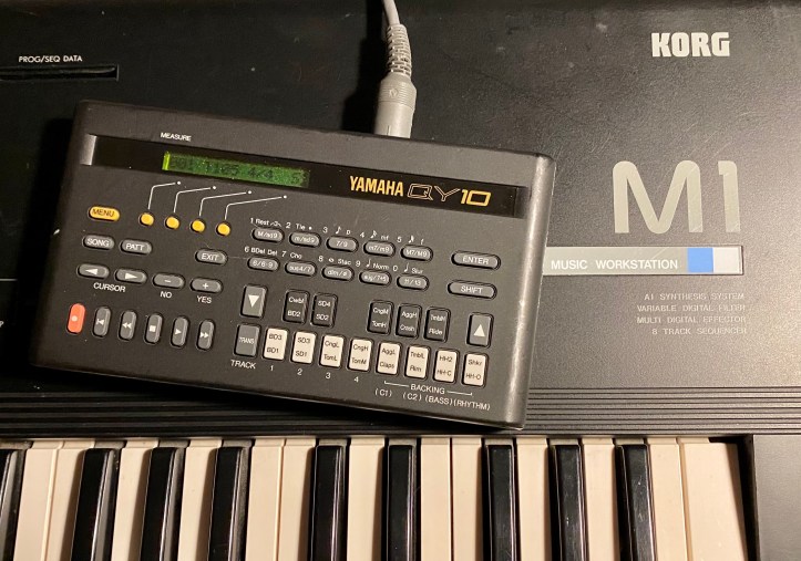 A Walkstation from the 1990s – Yamaha QY10 – The Introvert