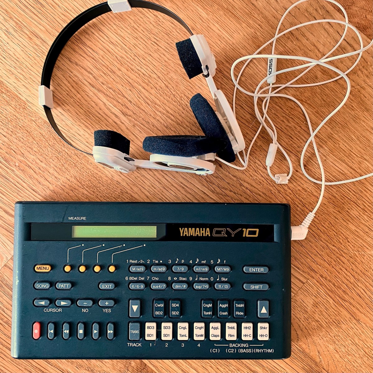 A Walkstation from the 1990s – Yamaha QY10 – The Introvert